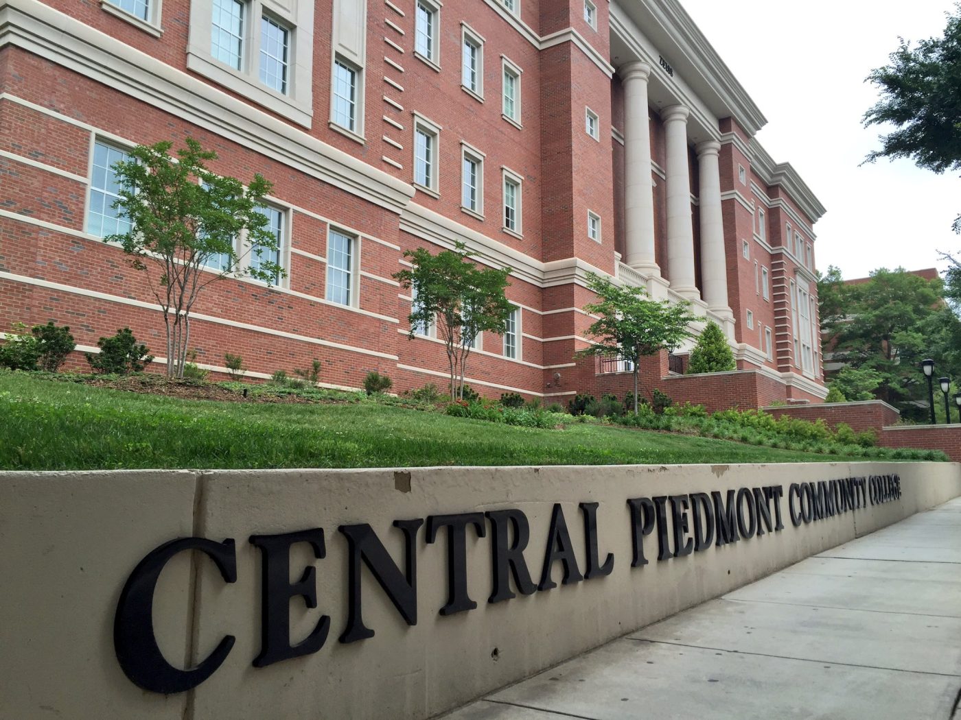 Charlotte y el CPCC se asocian para promover la educación