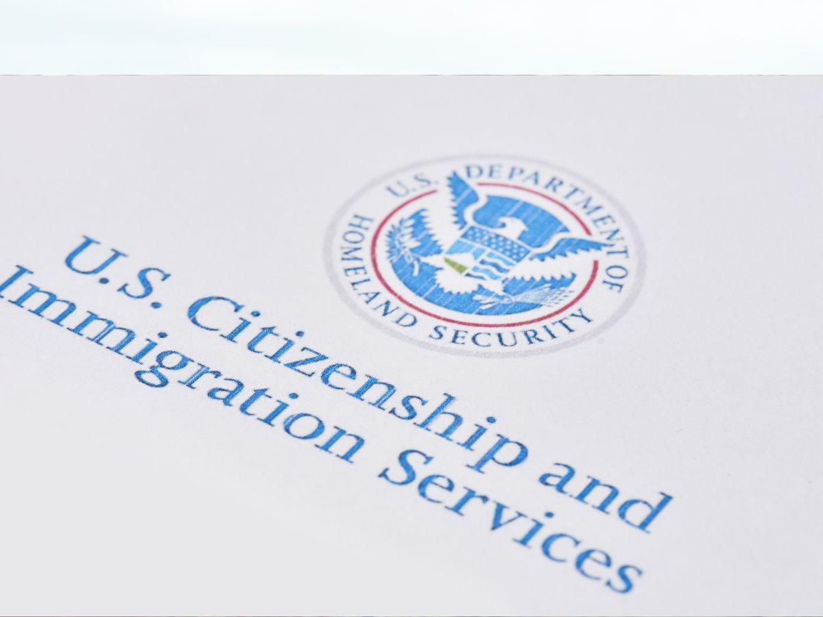 USCIS exige pagos electrónicos para solicitudes en papel