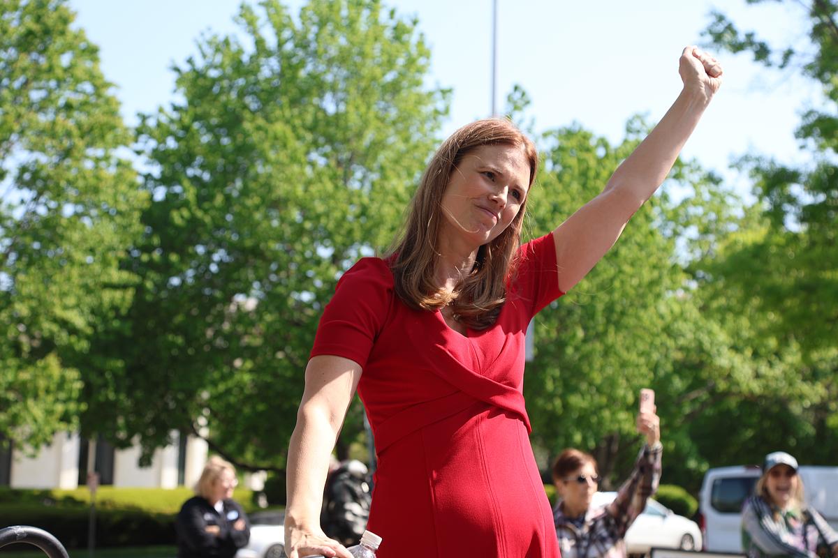 Juez federal ordena certificar victoria de Riggs en Carolina del Norte